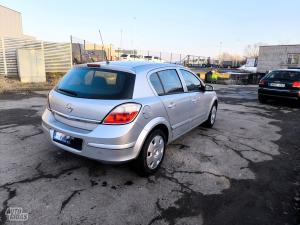Grey Opel Astra 2006 in Kaunas, with an engine capacity of 1.90 L and mileage of 300 thousand km for 1900 €, photo 4 on AUTOMOTO.COM.LV