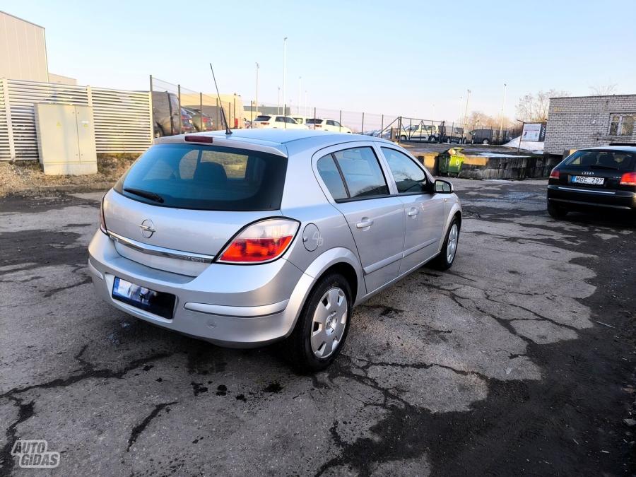 Grey Opel Astra 2006 in Kaunas, with an engine capacity of 1.90 L and mileage of 300 thousand km for 1900 €, photo 4 on AUTOMOTO.COM.LV