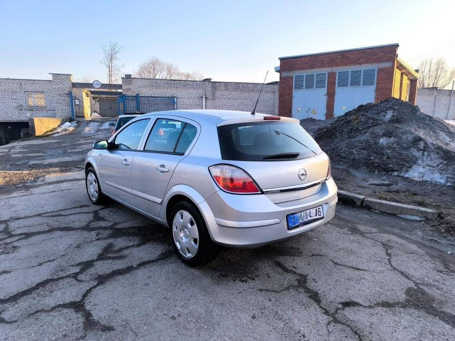 Grey Opel Astra 2006 in Kaunas, with an engine capacity of 1.90 L and mileage of 300 thousand km for 1900 €, photo 5 on AUTOMOTO.COM.LV