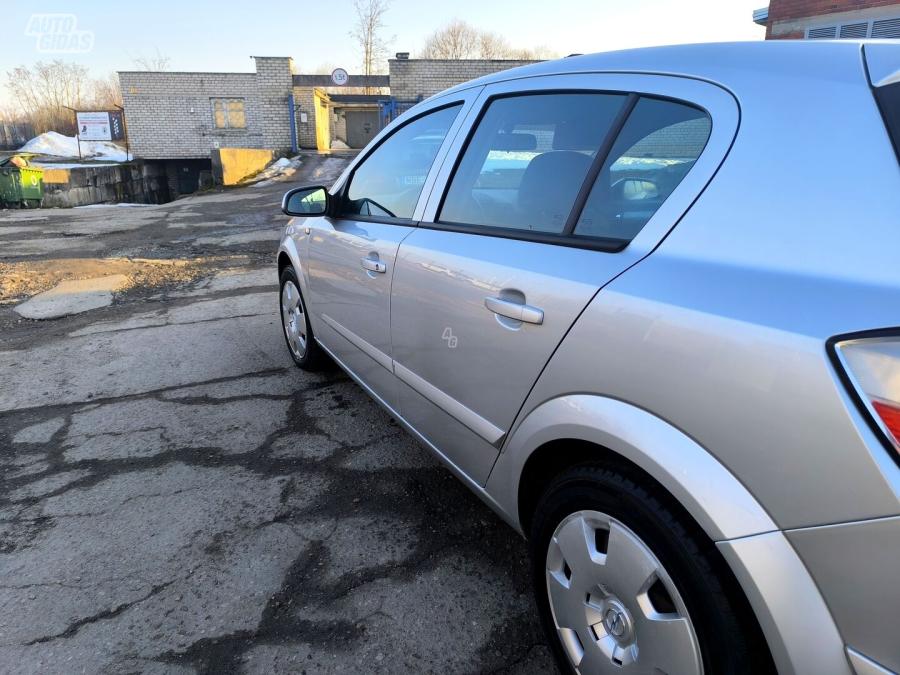 Grey Opel Astra 2006 in Kaunas, with an engine capacity of 1.90 L and mileage of 300 thousand km for 1900 €, photo 7 on AUTOMOTO.COM.LV