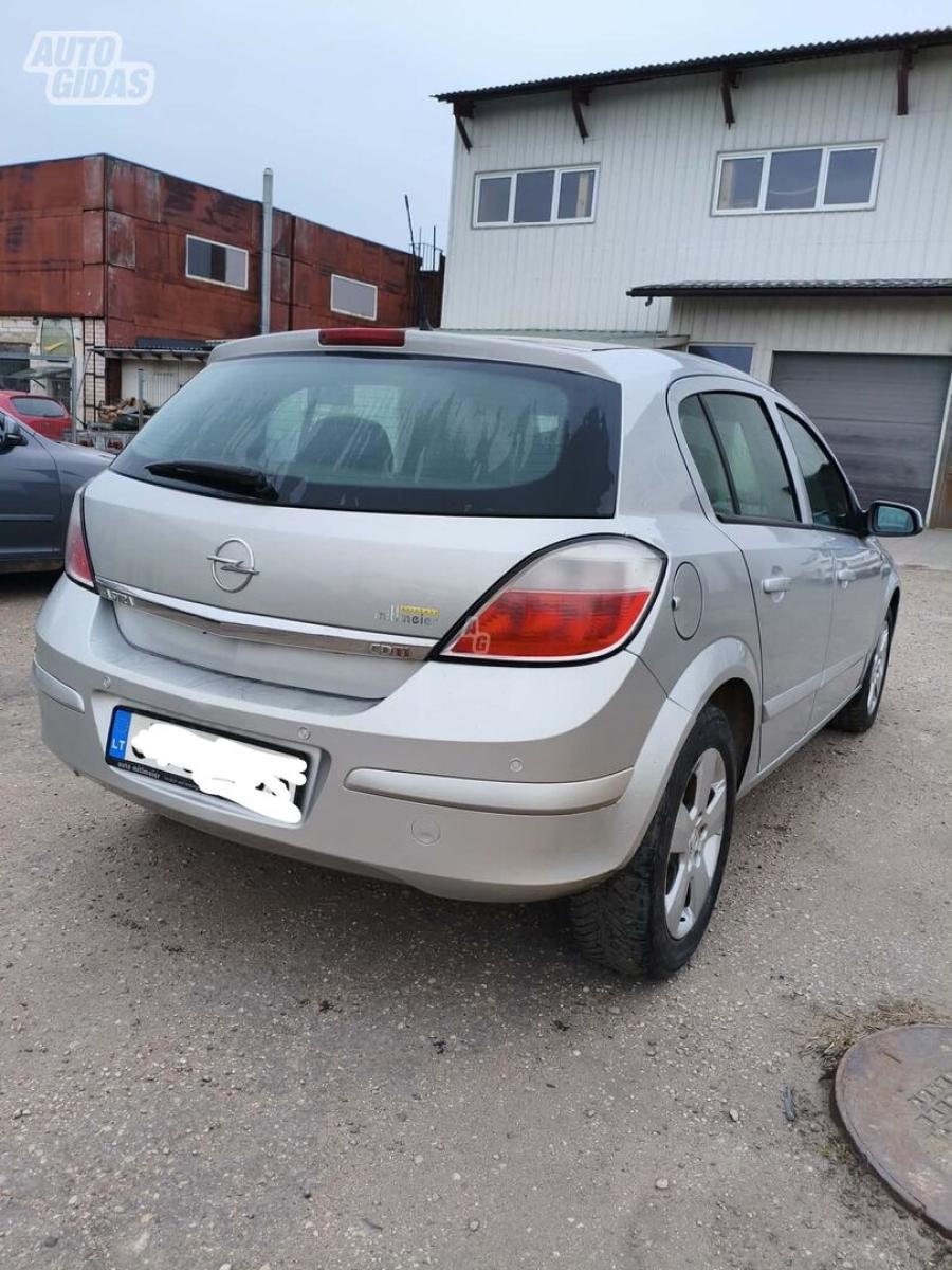 Grey Opel Astra 2006 in Utena, with an engine capacity of 1.90 L and mileage of 275 thousand km for 1900 €, photo 3 on AUTOMOTO.COM.LV