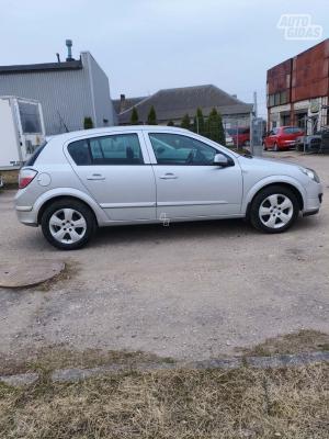 Grey Opel Astra 2006 in Utena, with an engine capacity of 1.90 L and mileage of 275 thousand km for 1900 €, photo 5 on AUTOMOTO.COM.LV