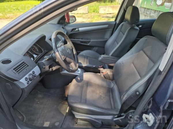 Grey Opel Astra 2006 in Riga, with an engine capacity of 1.60 L and mileage of 246 thousand km for 1500 €, photo 5 on AUTOMOTO.COM.LV