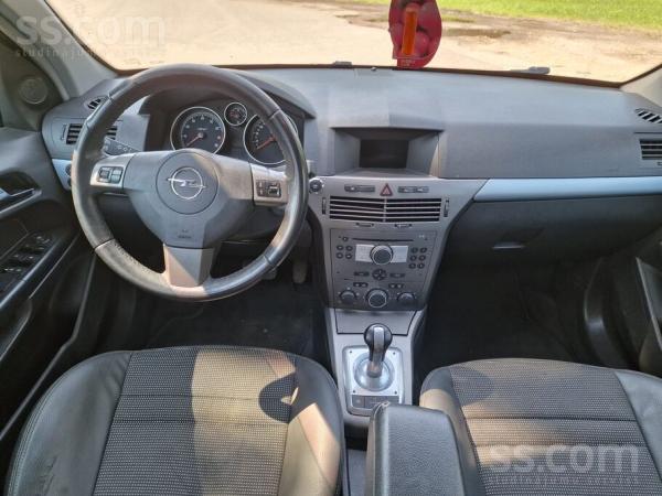 Grey Opel Astra 2006 in Riga, with an engine capacity of 1.60 L and mileage of 246 thousand km for 1500 €, photo 6 on AUTOMOTO.COM.LV