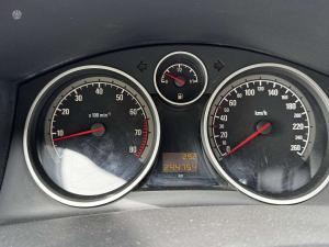 Grey Opel Astra 2006 in Alytus, with an engine capacity of 1.60 L and mileage of 245 thousand km for 2100 €, photo 4 on AUTOMOTO.COM.LV