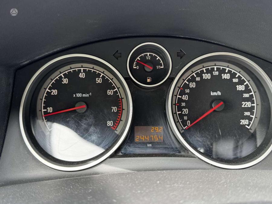 Grey Opel Astra 2006 in Alytus, with an engine capacity of 1.60 L and mileage of 245 thousand km for 2100 €, photo 4 on AUTOMOTO.COM.LV