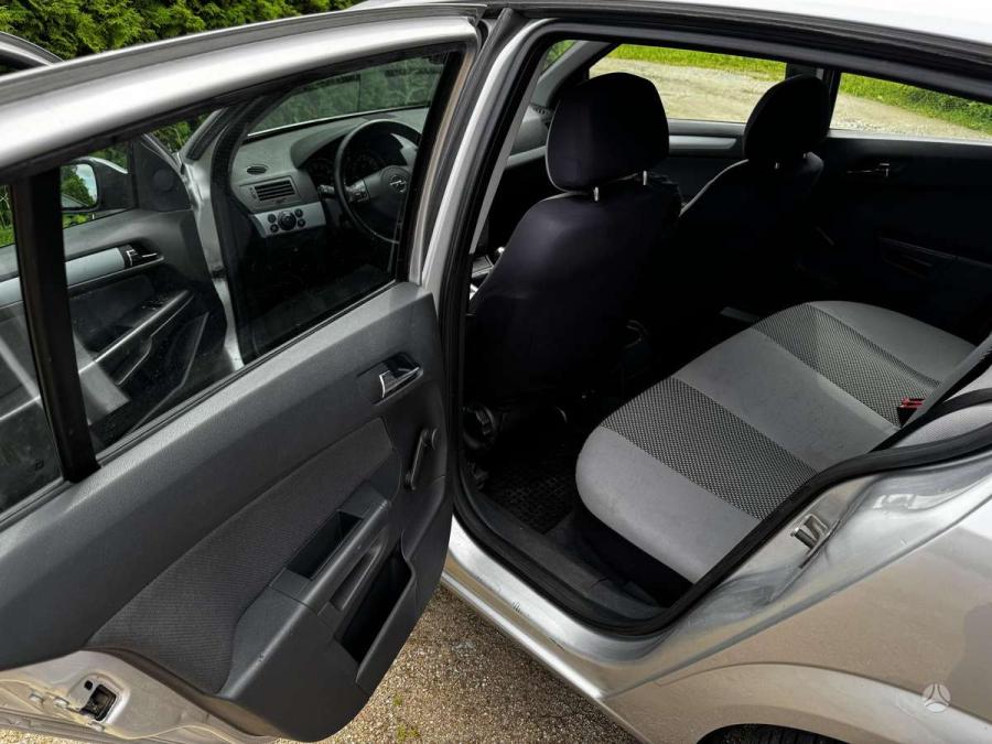 Grey Opel Astra 2006 in Alytus, with an engine capacity of 1.60 L and mileage of 245 thousand km for 2100 €, photo 8 on AUTOMOTO.COM.LV