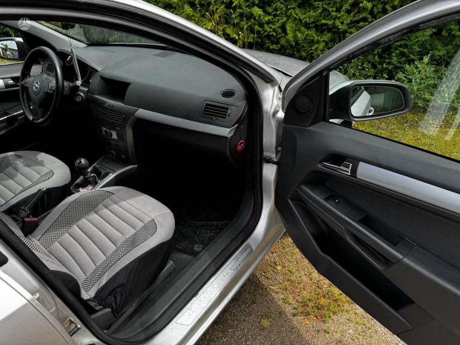 Grey Opel Astra 2006 in Alytus, with an engine capacity of 1.60 L and mileage of 245 thousand km for 2100 €, photo 11 on AUTOMOTO.COM.LV