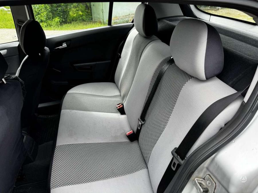 Grey Opel Astra 2006 in Alytus, with an engine capacity of 1.60 L and mileage of 245 thousand km for 2100 €, photo 15 on AUTOMOTO.COM.LV