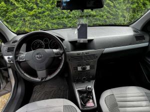 Grey Opel Astra 2006 in Alytus, with an engine capacity of 1.60 L and mileage of 245 thousand km for 2100 €, photo 16 on AUTOMOTO.COM.LV