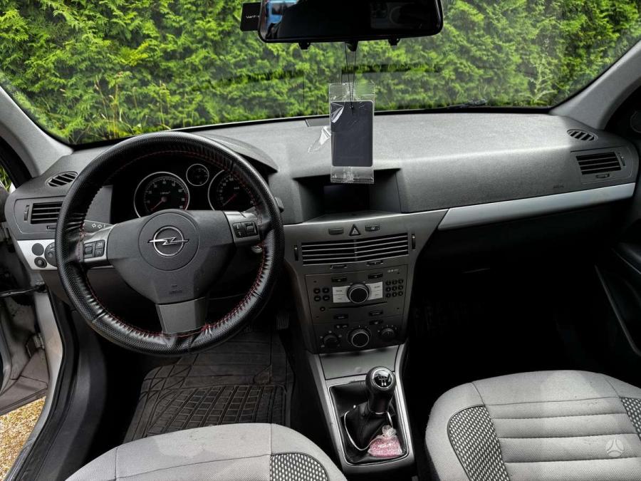 Grey Opel Astra 2006 in Alytus, with an engine capacity of 1.60 L and mileage of 245 thousand km for 2100 €, photo 16 on AUTOMOTO.COM.LV
