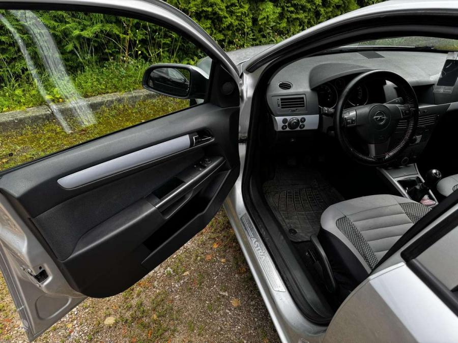 Grey Opel Astra 2006 in Alytus, with an engine capacity of 1.60 L and mileage of 245 thousand km for 2100 €, photo 17 on AUTOMOTO.COM.LV