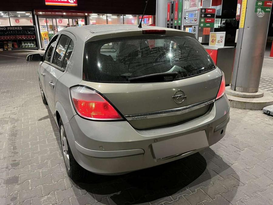 Grey Opel Astra 2006 in Kaunas, with an engine capacity of 1.90 L and mileage of 279 thousand km for 390 €, photo 1 on AUTOMOTO.COM.LV