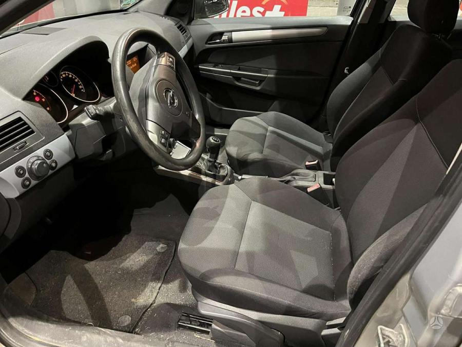 Grey Opel Astra 2006 in Kaunas, with an engine capacity of 1.90 L and mileage of 279 thousand km for 390 €, photo 8 on AUTOMOTO.COM.LV