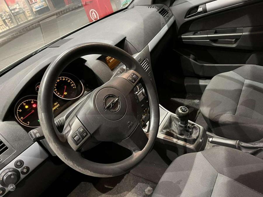 Grey Opel Astra 2006 in Kaunas, with an engine capacity of 1.90 L and mileage of 279 thousand km for 390 €, photo 9 on AUTOMOTO.COM.LV