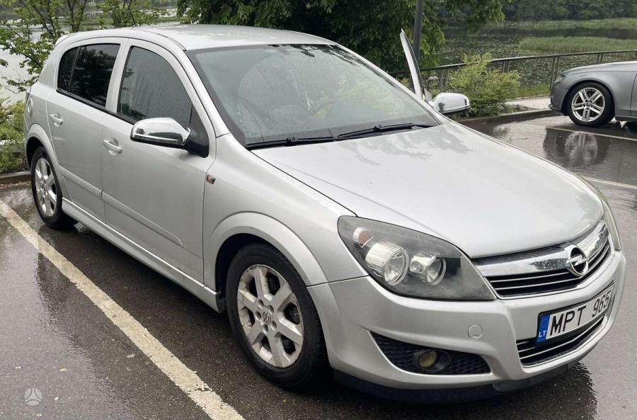 Pelēks Opel Astra 2006 Plungė, ar dzinēja tilpumu 1.80 L un nobraukumu 210 tūkst. km par 1100 €, foto 1 vietnē AUTOMOTO.COM.LV
