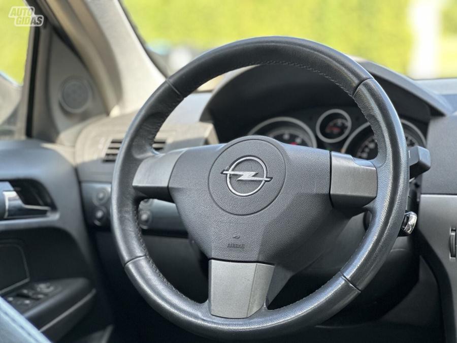 Grey Opel Astra 2006 in Vilnius, with an engine capacity of 1.80 L and mileage of 164 thousand km for 1950 €, photo 34 on AUTOMOTO.COM.LV