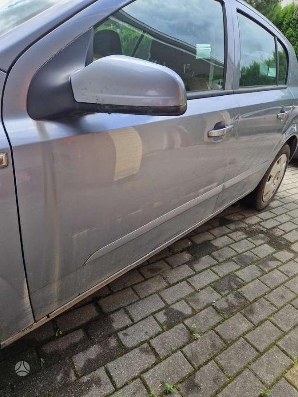 Grey Opel Astra 2006 in Vilnius, with an engine capacity of 1.60 L and mileage of 196 thousand km for 1200 €, photo 6 on AUTOMOTO.COM.LV