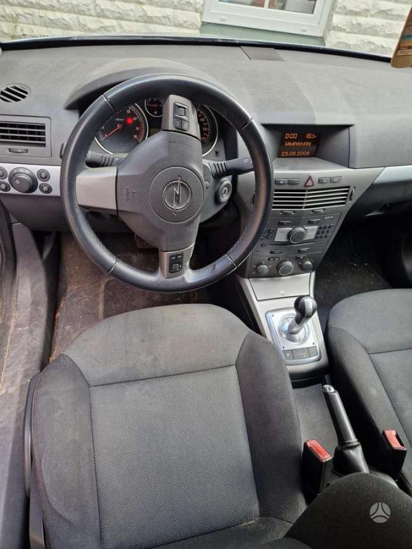 Grey Opel Astra 2006 in Vilnius, with an engine capacity of 1.60 L and mileage of 196 thousand km for 1200 €, photo 9 on AUTOMOTO.COM.LV