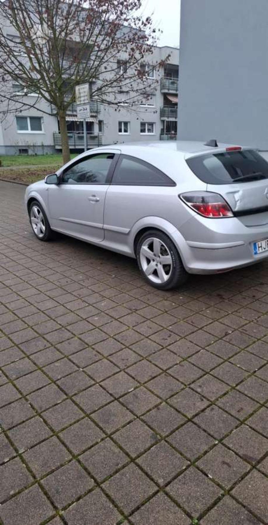 Grey Opel Astra 2006 in Vilnius, with an engine capacity of 1.91 L and mileage of 336 thousand km for 1000 €, photo 5 on AUTOMOTO.COM.LV