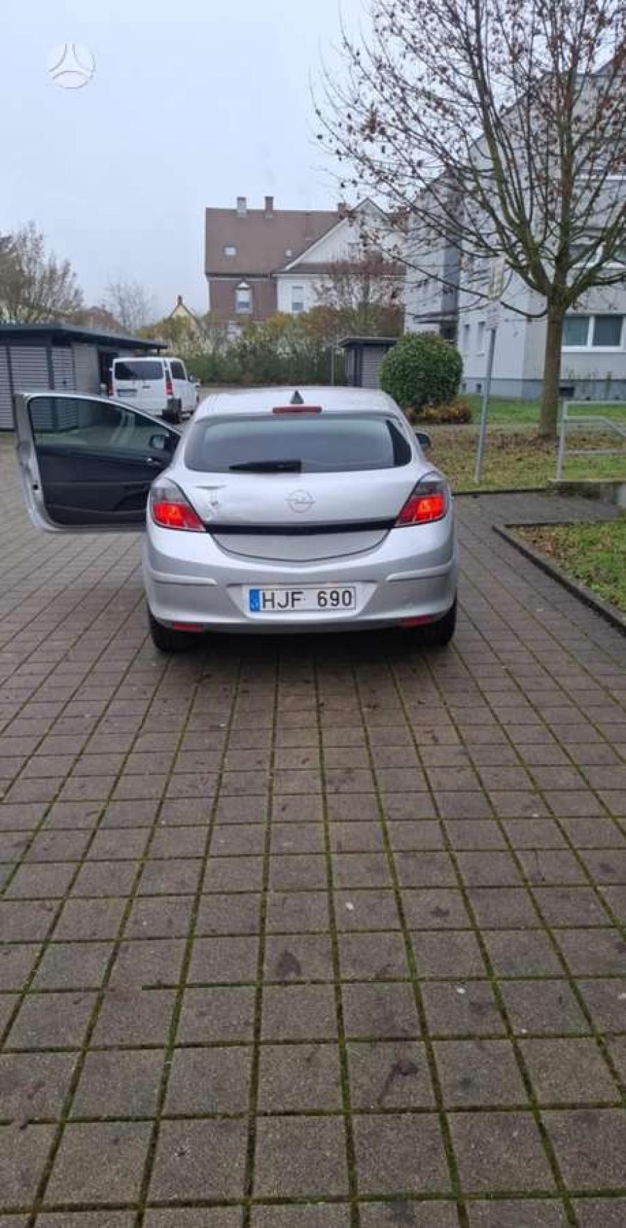 Grey Opel Astra 2006 in Vilnius, with an engine capacity of 1.91 L and mileage of 336 thousand km for 1000 €, photo 7 on AUTOMOTO.COM.LV