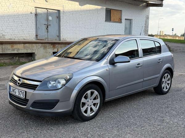 Opel Astra 2006 in Utena on AUTOMOTO.COM.LV Grey Opel Astra 2006 in Utena, with an engine capacity of 1.80 L and mileage of 161 thousand km for 1300 €, photo 1 on AUTOMOTO.COM.LV