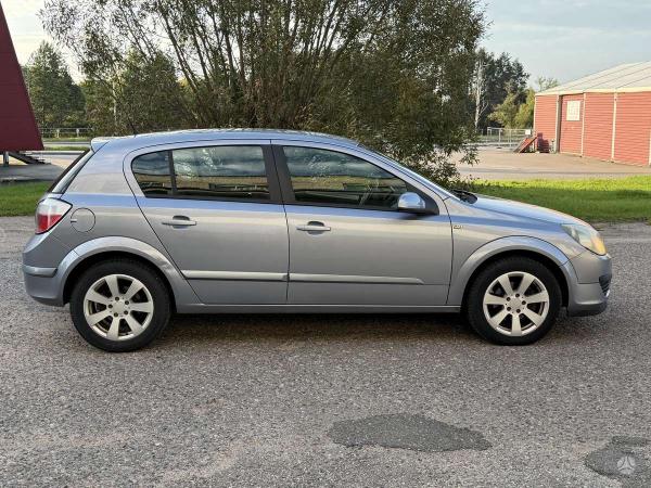 Opel Astra 2006 in Utena on AUTOMOTO.COM.LV Grey Opel Astra 2006 in Utena, with an engine capacity of 1.80 L and mileage of 161 thousand km for 1300 €, photo 4 on AUTOMOTO.COM.LV