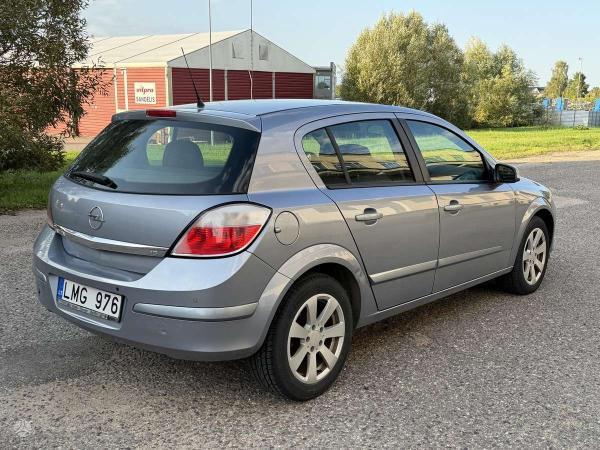 Opel Astra 2006 in Utena on AUTOMOTO.COM.LV Grey Opel Astra 2006 in Utena, with an engine capacity of 1.80 L and mileage of 161 thousand km for 1300 €, photo 5 on AUTOMOTO.COM.LV