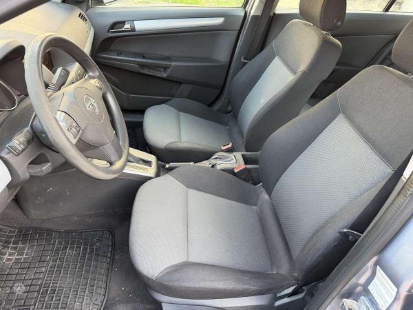 Opel Astra 2006 in Utena on AUTOMOTO.COM.LV Grey Opel Astra 2006 in Utena, with an engine capacity of 1.80 L and mileage of 161 thousand km for 1300 €, photo 9 on AUTOMOTO.COM.LV