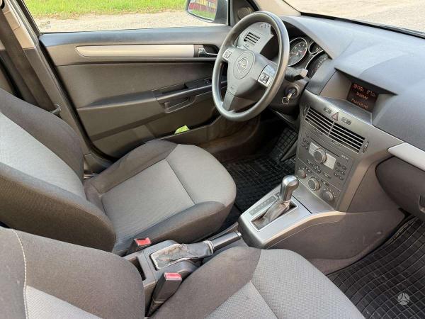 Opel Astra 2006 in Utena on AUTOMOTO.COM.LV Grey Opel Astra 2006 in Utena, with an engine capacity of 1.80 L and mileage of 161 thousand km for 1300 €, photo 10 on AUTOMOTO.COM.LV