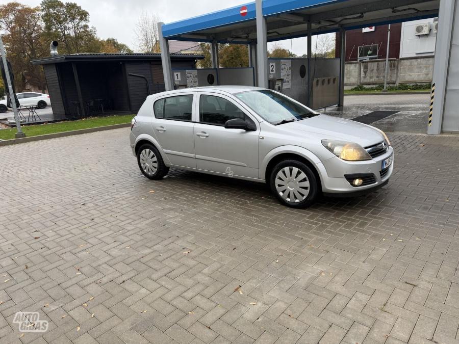 Grey Opel Astra 2006 in Vilnius, with an engine capacity of 1.90 L and mileage of 250 thousand km for 1250 €, photo 1 on AUTOMOTO.COM.LV