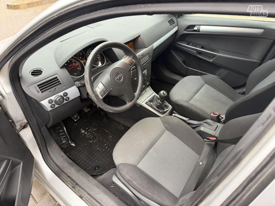 Grey Opel Astra 2006 in Vilnius, with an engine capacity of 1.90 L and mileage of 250 thousand km for 1250 €, photo 8 on AUTOMOTO.COM.LV
