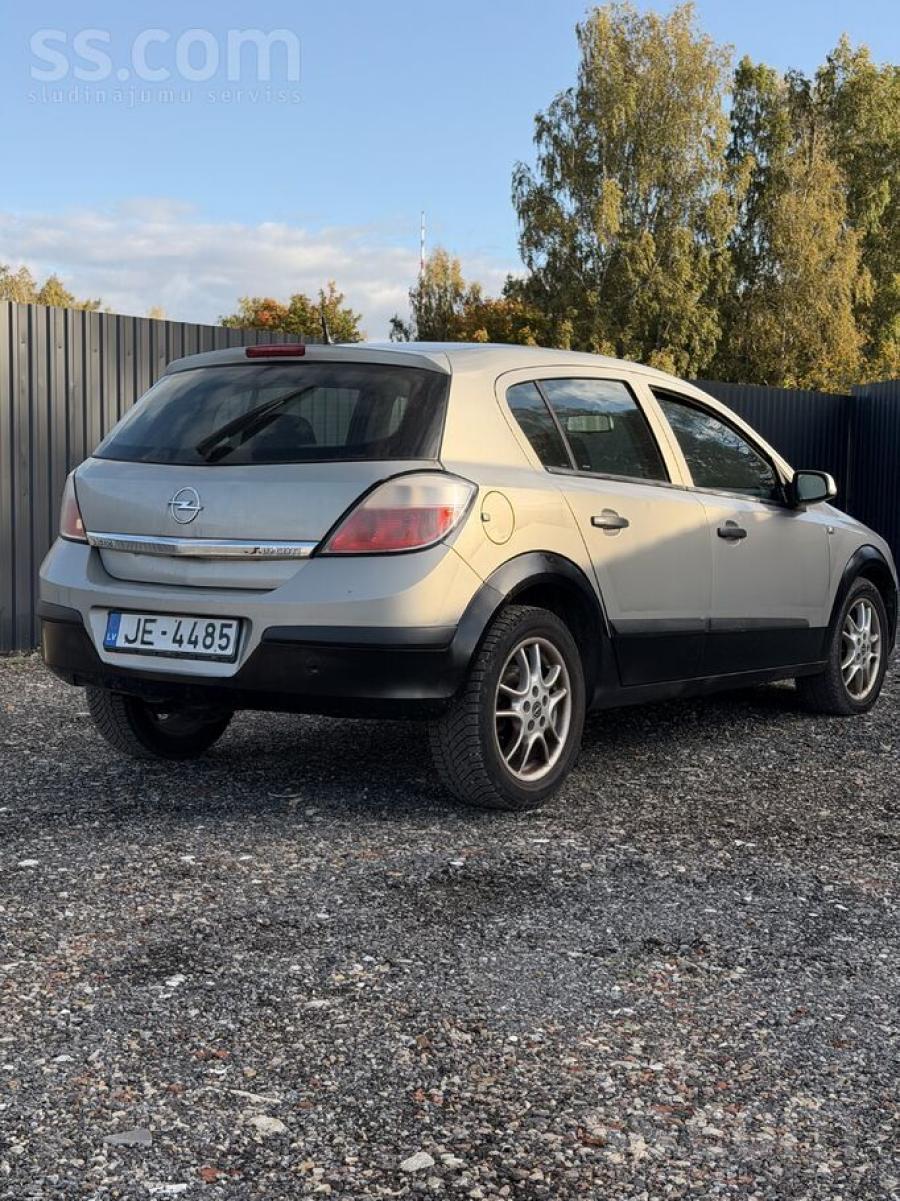 Grey Opel Astra 2006 in Riga, with an engine capacity of 1.90 L and mileage of 452 thousand km for 850 €, photo 5 on AUTOMOTO.COM.LV