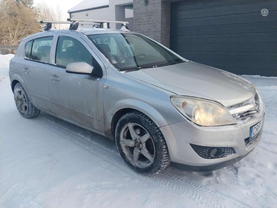 Grey Opel Astra 2007 in Vilnius, with an engine capacity of 1.36 L and mileage of 211 thousand km for 1100 €, photo 1 on AUTOMOTO.COM.LV