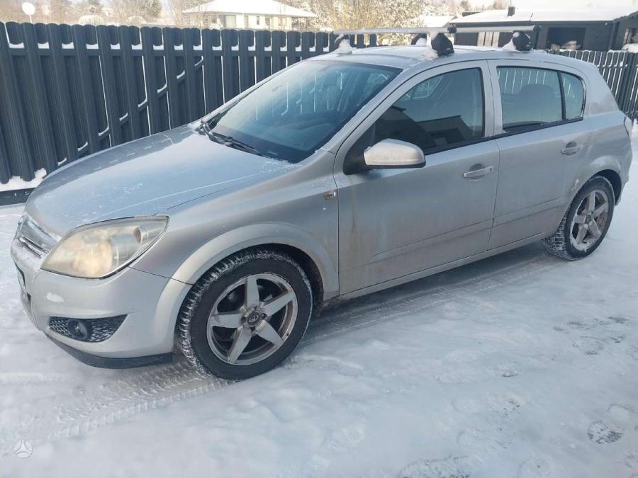 Grey Opel Astra 2007 in Vilnius, with an engine capacity of 1.36 L and mileage of 211 thousand km for 1100 €, photo 2 on AUTOMOTO.COM.LV