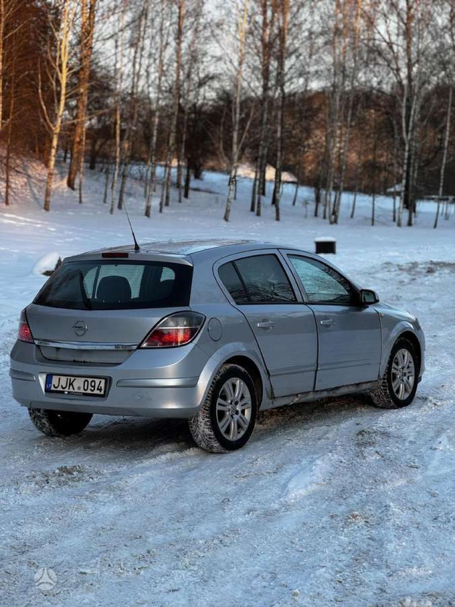 Grey Opel Astra 2007 in Vilnius, with an engine capacity of 1.91 L and mileage of 343 thousand km for 650 €, photo 3 on AUTOMOTO.COM.LV
