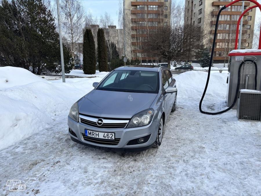 Grey Opel Astra 2007 in Kaunas, with an engine capacity of 1.90 L and mileage of 319 thousand km for 1550 €, photo 1 on AUTOMOTO.COM.LV