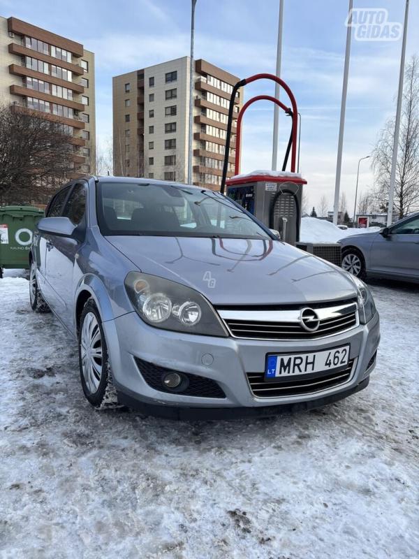 Grey Opel Astra 2007 in Kaunas, with an engine capacity of 1.90 L and mileage of 319 thousand km for 1550 €, photo 2 on AUTOMOTO.COM.LV
