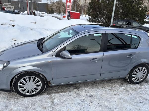 Grey Opel Astra 2007 in Kaunas, with an engine capacity of 1.90 L and mileage of 319 thousand km for 1550 €, photo 4 on AUTOMOTO.COM.LV