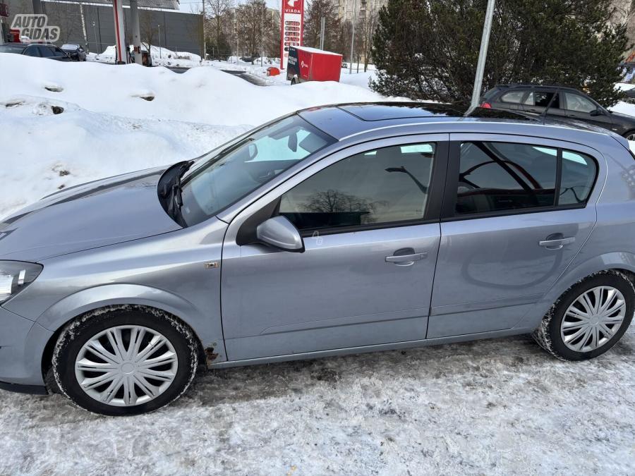 Grey Opel Astra 2007 in Kaunas, with an engine capacity of 1.90 L and mileage of 319 thousand km for 1550 €, photo 4 on AUTOMOTO.COM.LV