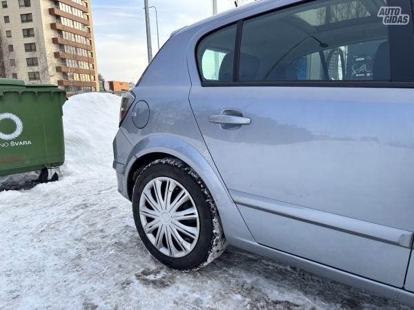 Grey Opel Astra 2007 in Kaunas, with an engine capacity of 1.90 L and mileage of 319 thousand km for 1550 €, photo 7 on AUTOMOTO.COM.LV