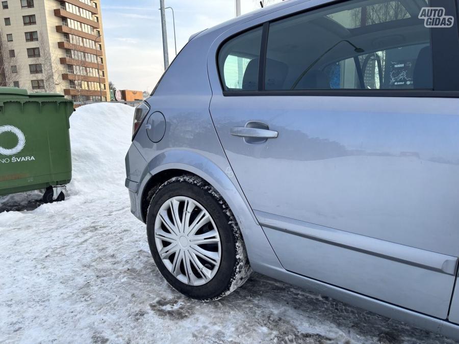 Grey Opel Astra 2007 in Kaunas, with an engine capacity of 1.90 L and mileage of 319 thousand km for 1550 €, photo 7 on AUTOMOTO.COM.LV