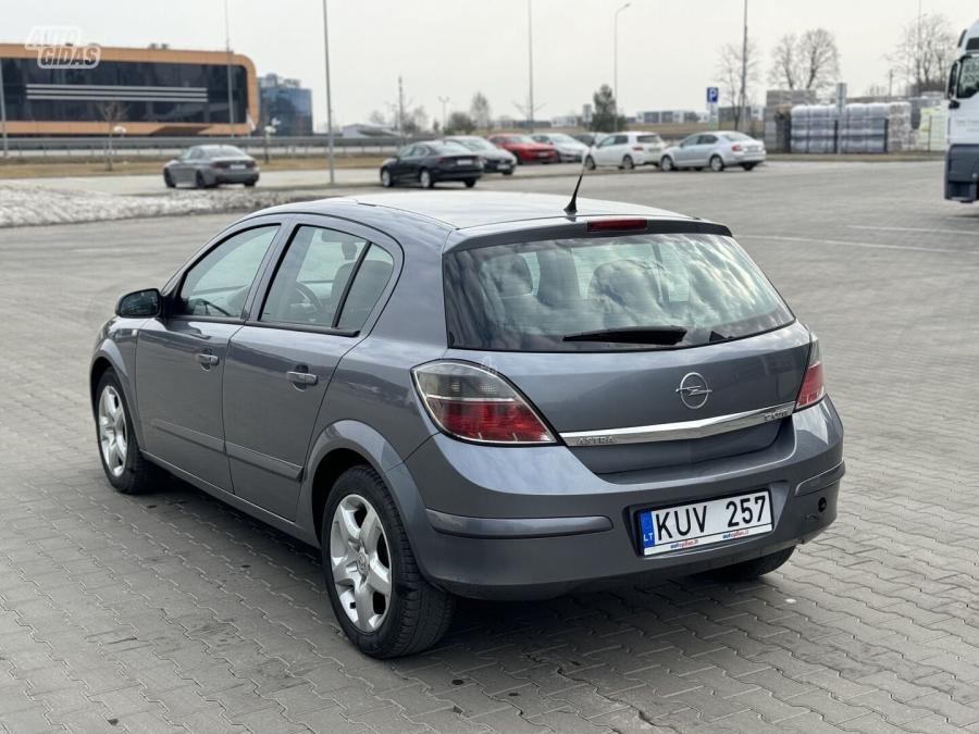 Grey Opel Astra 2007 in Vilnius, with an engine capacity of 1.70 L and mileage of 259 thousand km for 1450 €, photo 4 on AUTOMOTO.COM.LV