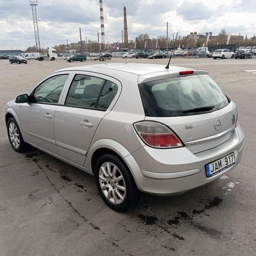 Grey Opel Astra 2007 in Panevezys, with an engine capacity of 1.60 L and mileage of 216 thousand km for 1750 €, photo 1 on AUTOMOTO.COM.LV