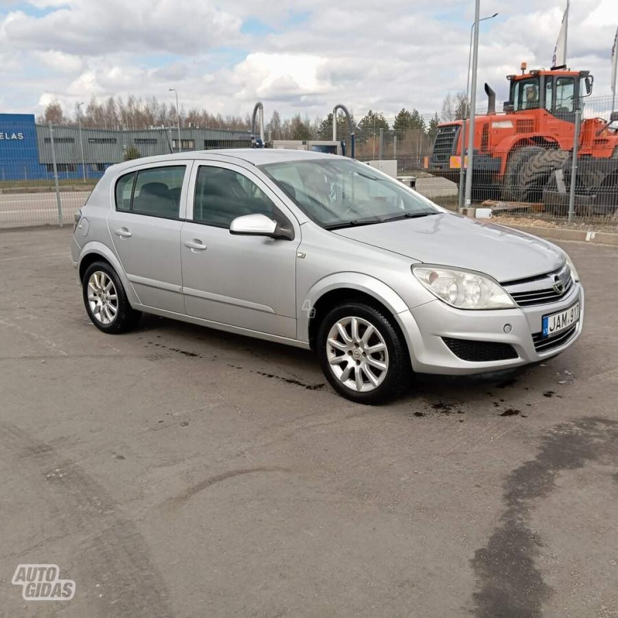 Grey Opel Astra 2007 in Panevezys, with an engine capacity of 1.60 L and mileage of 216 thousand km for 1750 €, photo 3 on AUTOMOTO.COM.LV