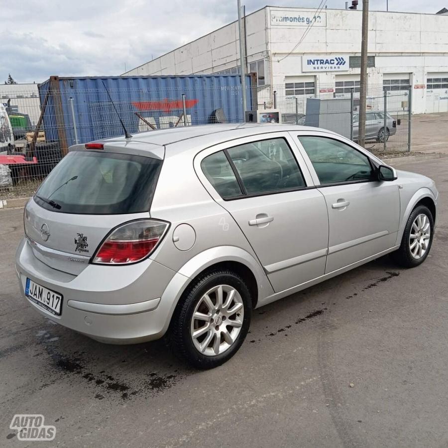 Grey Opel Astra 2007 in Panevezys, with an engine capacity of 1.60 L and mileage of 216 thousand km for 1750 €, photo 5 on AUTOMOTO.COM.LV