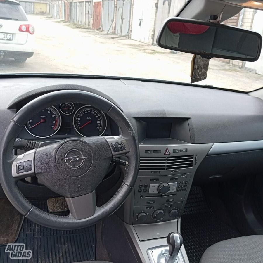 Grey Opel Astra 2007 in Panevezys, with an engine capacity of 1.60 L and mileage of 216 thousand km for 1750 €, photo 6 on AUTOMOTO.COM.LV