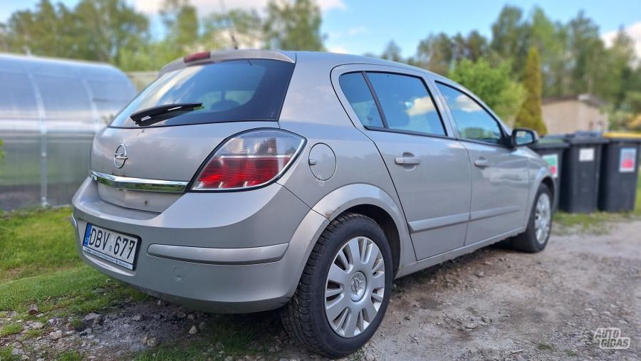 Grey Opel Astra 2007 in Panevezys, with an engine capacity of 1.40 L and mileage of 278 thousand km for 1200 €, photo 3 on AUTOMOTO.COM.LV