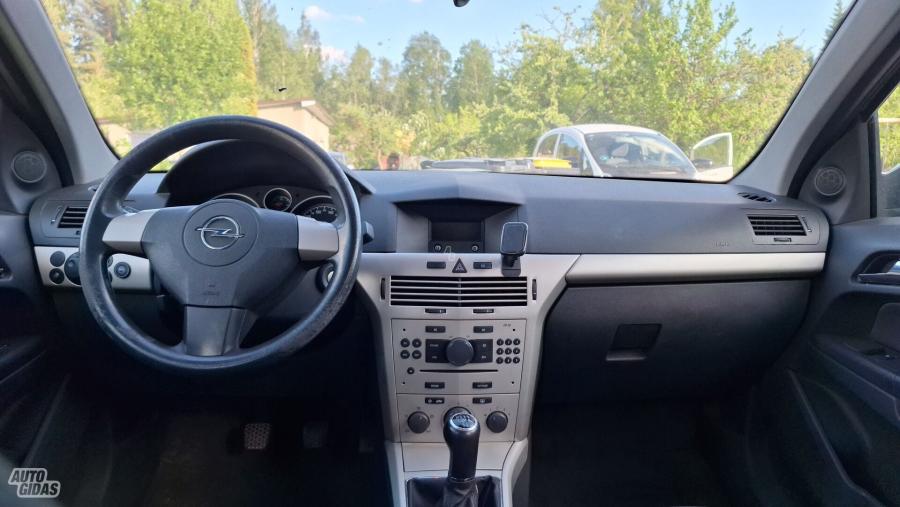 Grey Opel Astra 2007 in Panevezys, with an engine capacity of 1.40 L and mileage of 278 thousand km for 1200 €, photo 6 on AUTOMOTO.COM.LV