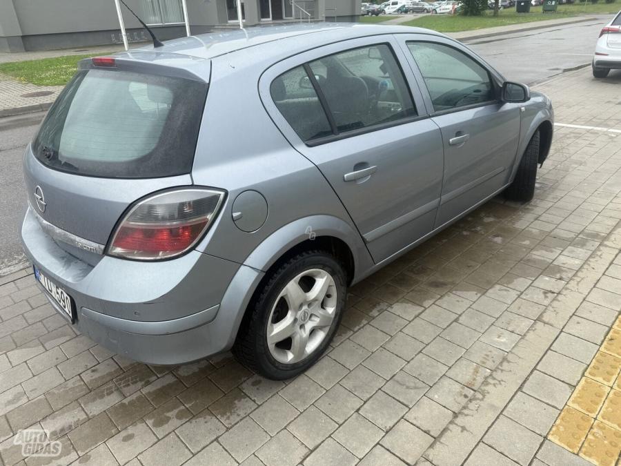 Grey Opel Astra 2007 in Kaunas, with an engine capacity of 1.90 L and mileage of 333 thousand km for 1350 €, photo 4 on AUTOMOTO.COM.LV